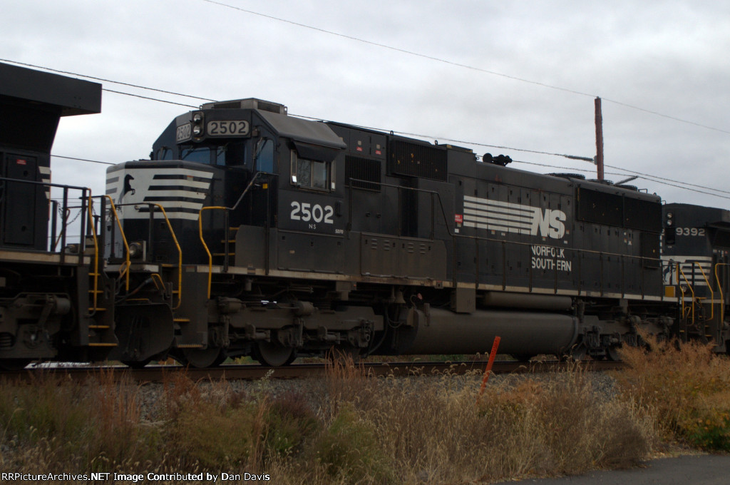NS SD70 2502 trails on 60Z